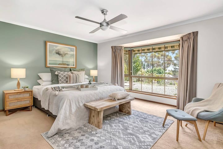 Golden Homestead: A Panoramic Vineyard Escape - Willunga