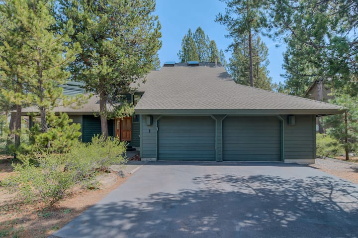4 Bedroom 2.5 Bath Home A/c, Pet Friendly, Hot Tub - Sunriver, OR
