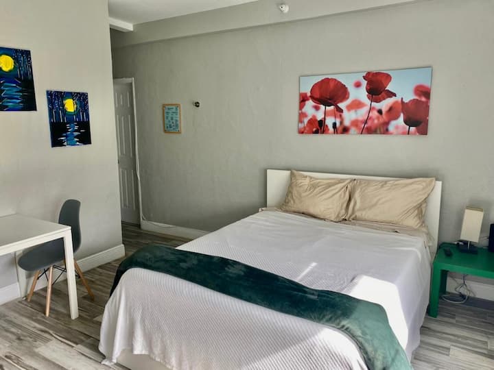 Cozy Studio With Pool, Steps Away From The Beach - South Beach, FL