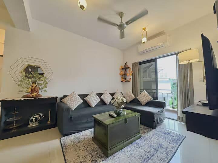 Stylish 2bhk Serviced Apartment | Pool | Assagao - Goa