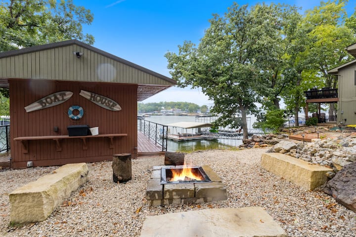 Game Room, Dock Life, Fire Pit & Hot Tub! - Missouri