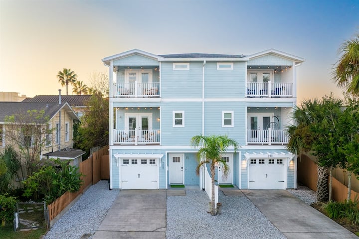 Oceanwalk Manor | Sleeps 16 • Steps To Beach - Ponte Vedra Beach, FL