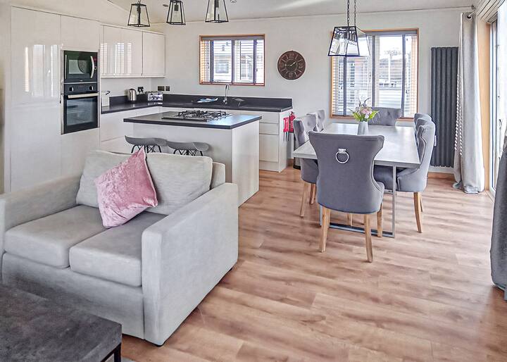 Platinum 6 Pet - Newbury