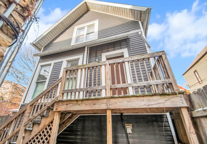Cute & Spacious Wrigley Apt W/ Private Patio Deck - Chicago