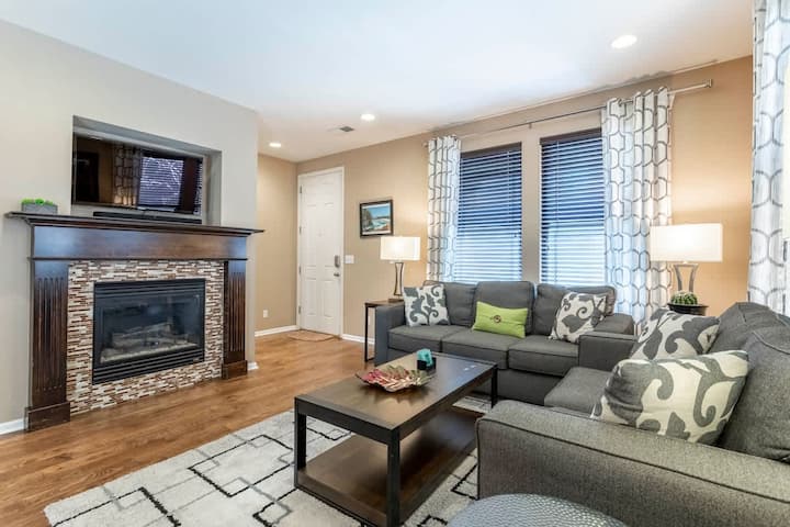 Spacious Family Friendly Townhome In Central Park - Denver