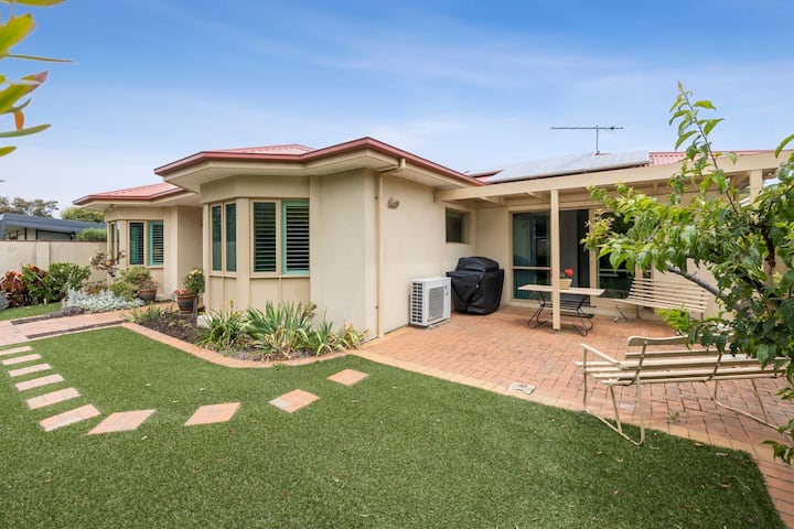 Seaside Strolls - Steps To Torquay’s Cafés & Beach - Torquay