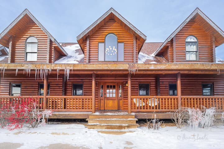 Wonder Bear Lodge | 7 Bedrms, King Beds | Hot Tub - Illinois