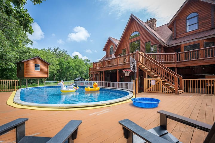 Wonder Bear Lodge Private Heated Pool | Hot Tub | - Apple River Canyon State Park