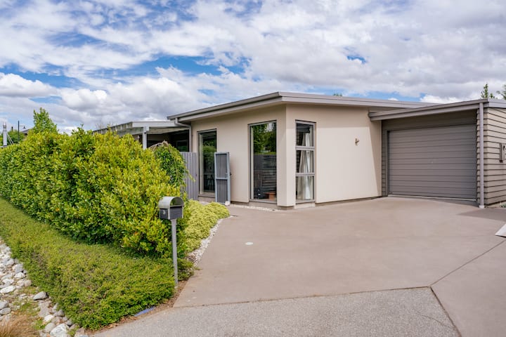 Urban Oasis - Wanaka Holiday Home - Wānaka