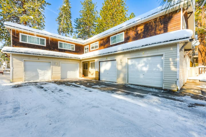 Cozy Modern Condo W/ Fireplace + Patio - Carson City, NV