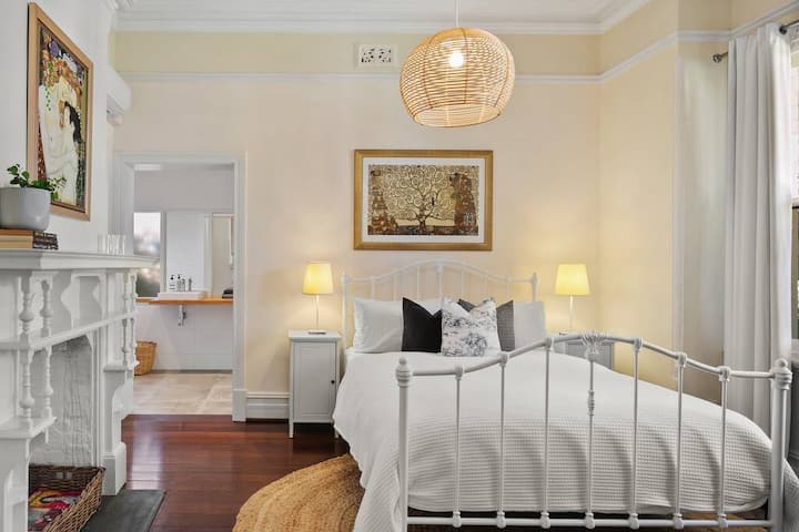 The Captain's Lodge - Iconic Character Home - Cottesloe