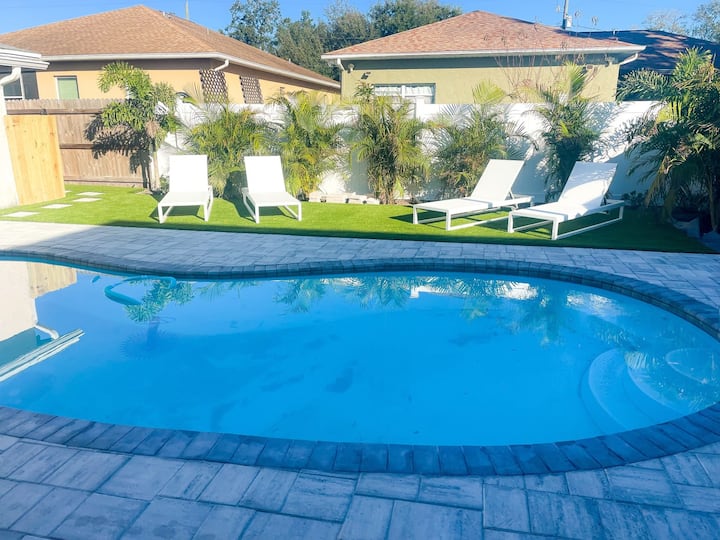 Walk To Raymond James Stadium! Pool/ Hot Tub Home! - Tampa, FL
