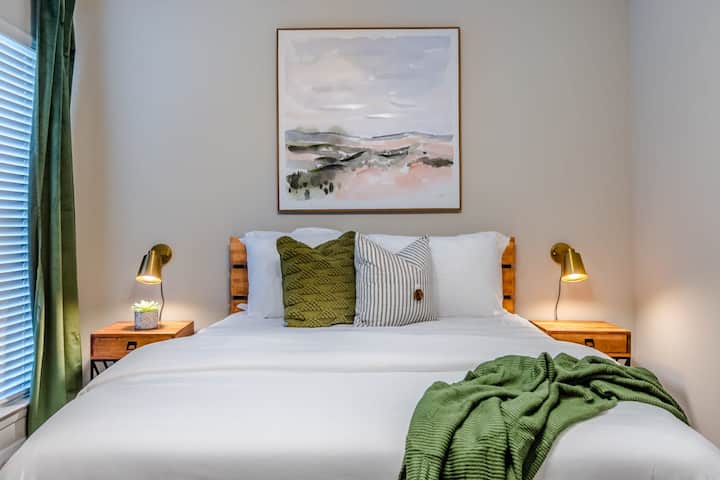 New! Urban Comfort | King Bed Centrally Located - Dallas, TX
