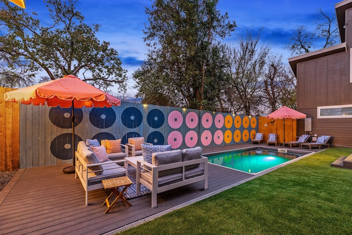 Hip Group Travel Haven | Can’t Miss | Heated Pool - Austin