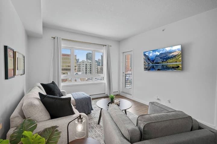 "The Monopoly" Ug Parking | Mins To Saddledome - Calgary