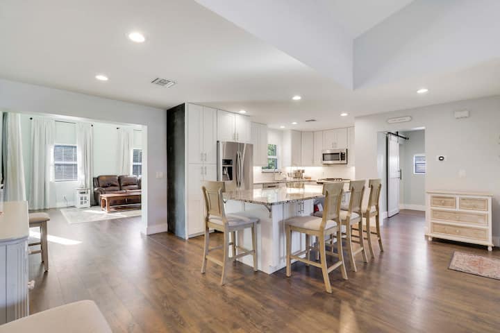 Cutting-edge & Cozy 4 Bed 2 Bath North Palm Beach! - North Palm Beach