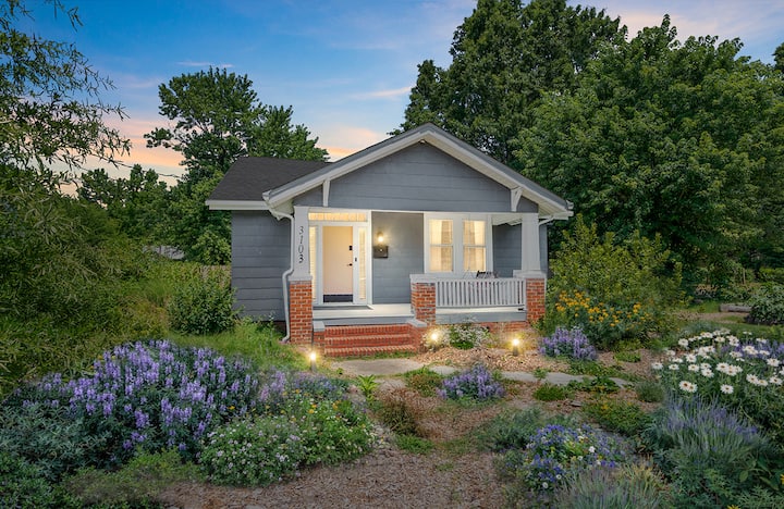 Pet-friendly Oasis: Sprawling Fenced Yard + Gazebo - Richmond, VA