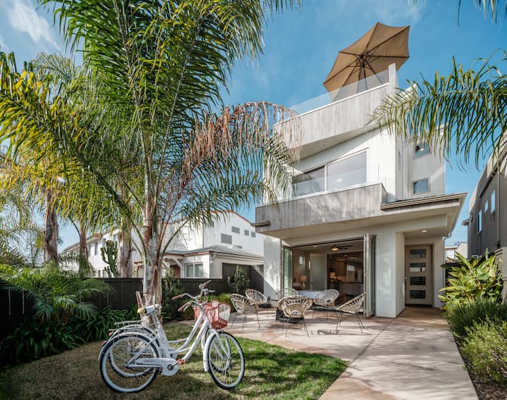 Large Beach Home W/ Rooftop, Walk To Everything! - San Diego, CA