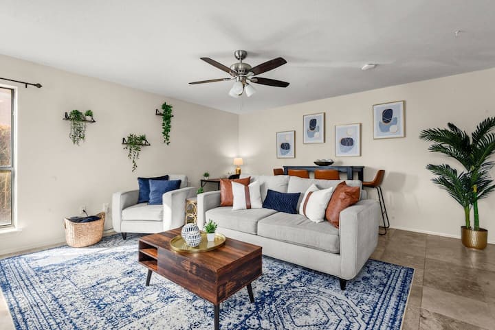 Cozy 1bed Retreat! Fenced In Patio! Pool! - Baton Rouge, LA