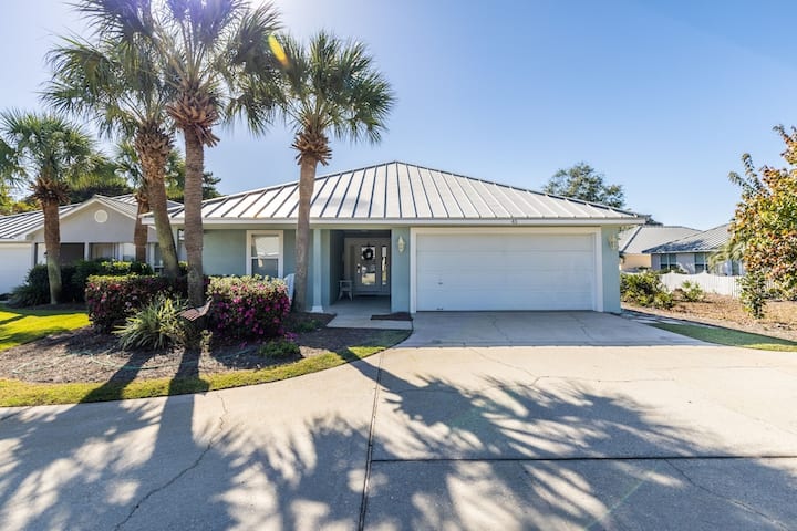 Large Private Beach! Pickleball! Pools! Hot Tub! G - Destin, FL