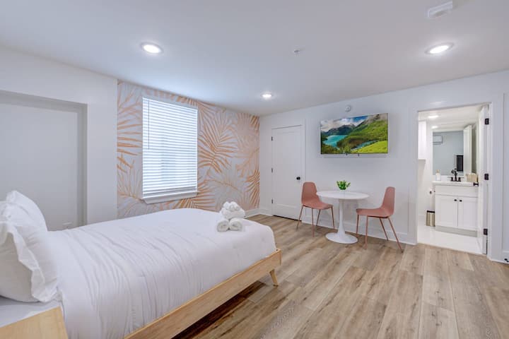 Boho Flamingo Studio Apartment - Galveston