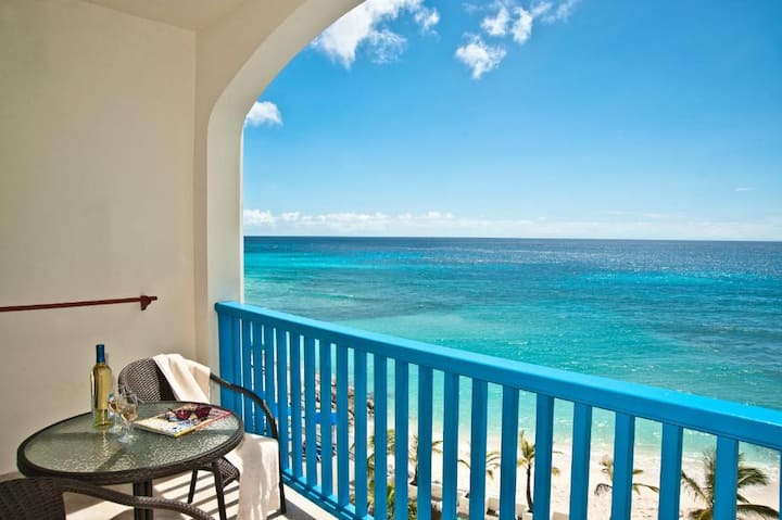 Beach Getaway! Kitchen, Onsite Pool, Free Parking - Barbade