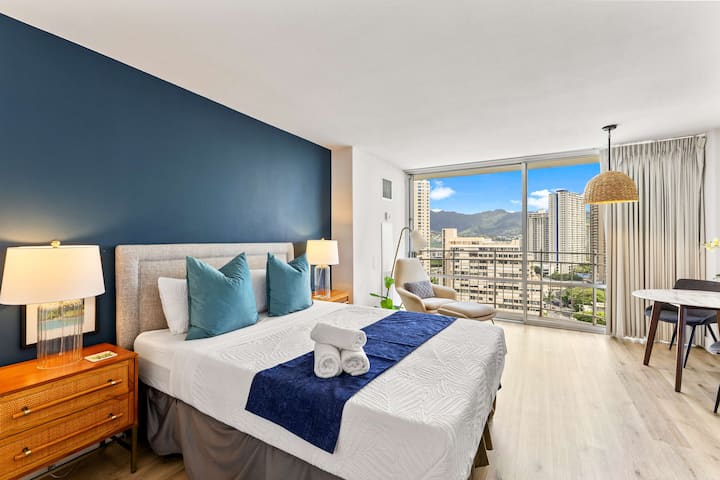 Beautiful Top Floor Waikiki Studio! Walk To Beach! - Kailua, HI