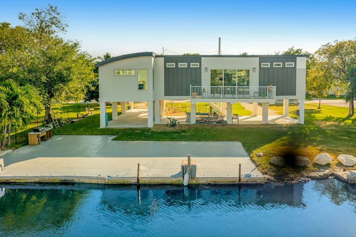 Beautiful 2br Waterview | Dock | Balcony | W/d - Big Pine Key, FL