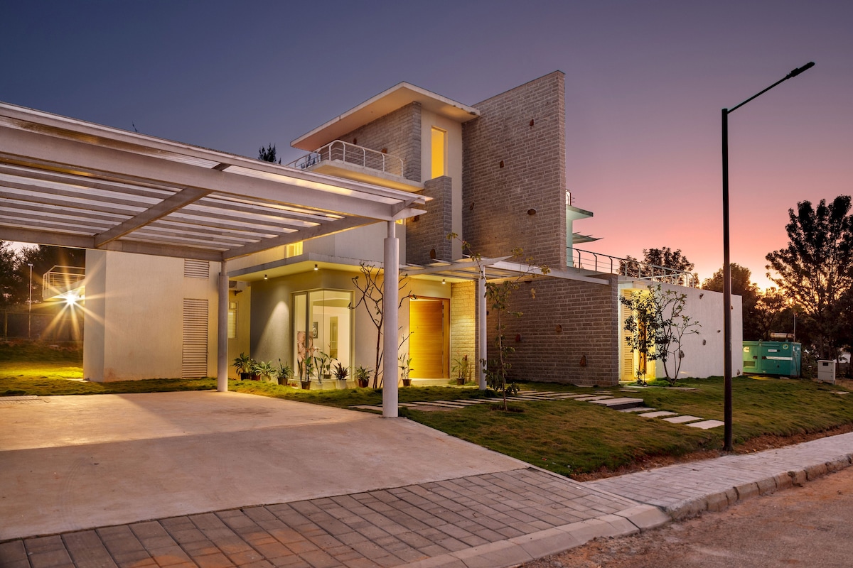 Golf View Home by StayJade| Lawn| Luxury| 4BHK - Villas for Rent in ...