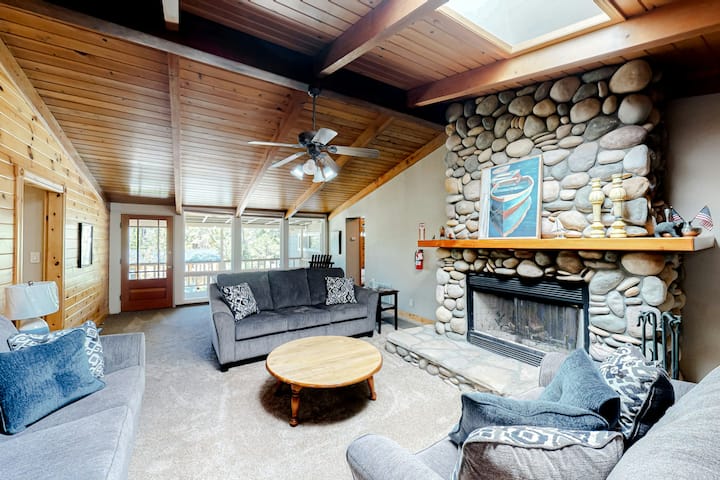 Updated 3br | Hot Tub | Fireplace | Balcony - Bass Lake, CA