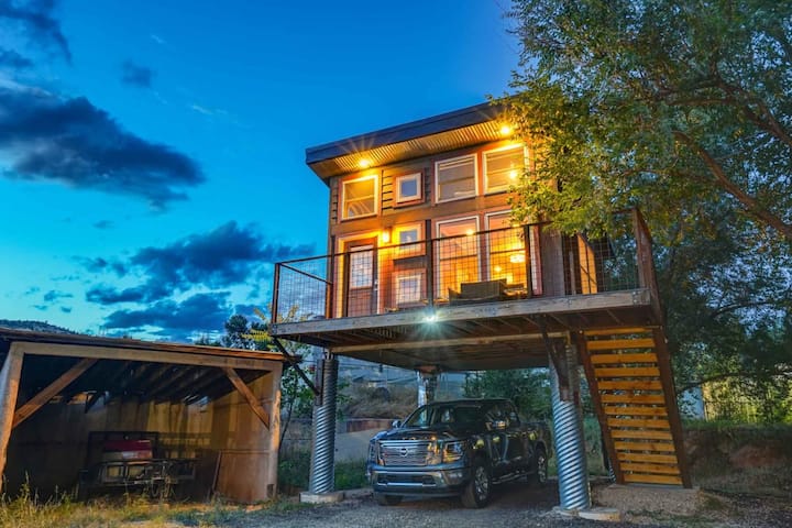 Red Rock Treehouse! Unique In Old Colorado City! - Colorado Springs, CO