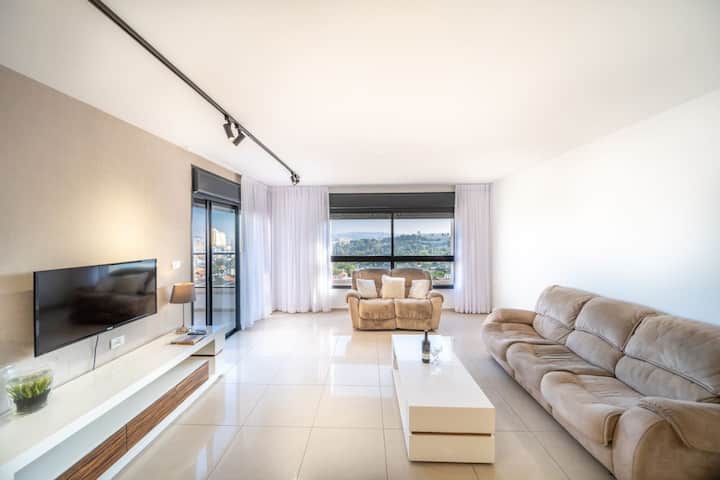 By Market • Lovely Lightful 3bdr, Free Parking - Jerusalem