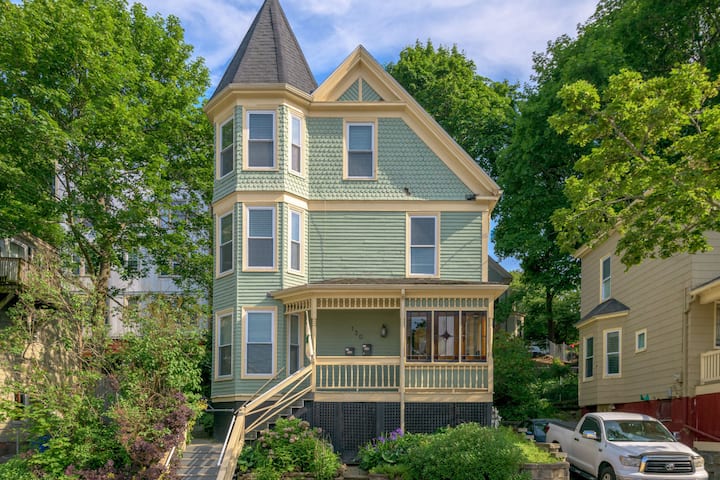 Quiet Downtown 2br Oasis - “The Nomad” - Portland, ME