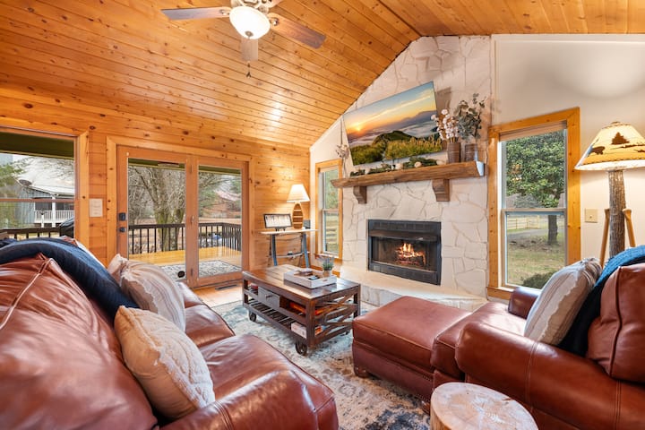 Creekfront: Views, Hot Tub, Fire Pit & Game Room - Blue Ridge, GA