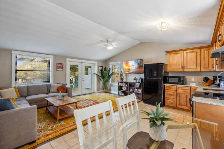 Rains Cottage: Waterfront - Cedar Key, FL