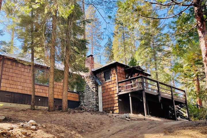 The Cedar House ~ Walk To Town ~ Fireplace