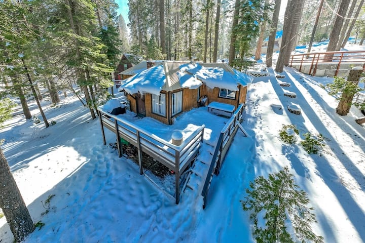 The Cedar House ~ Walk To Town ~ Fireplace - Shaver Lake, CA