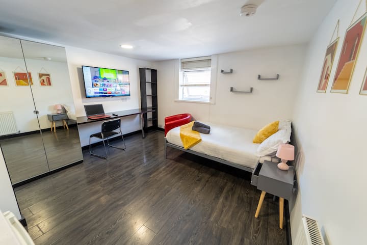 Large Studio Available On First Floor! - Birmingham