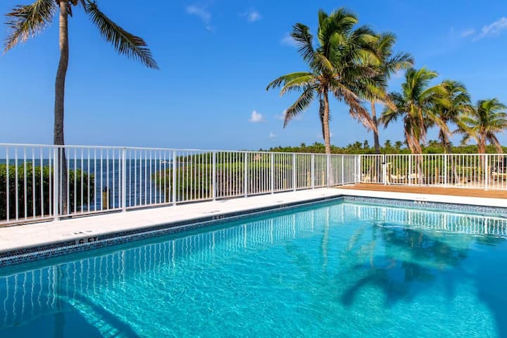 Seaside Villas W/ Ocean Views & Front Porch! Pool - Islamorada, FL