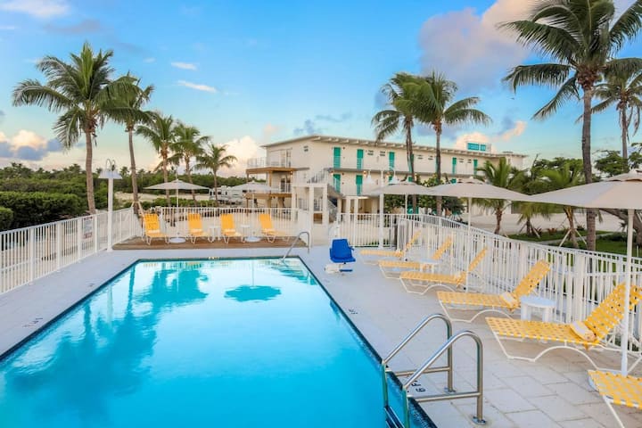 Premium Villa W/ Ocean Views & Patio! Beach & Pool - Islamorada, FL