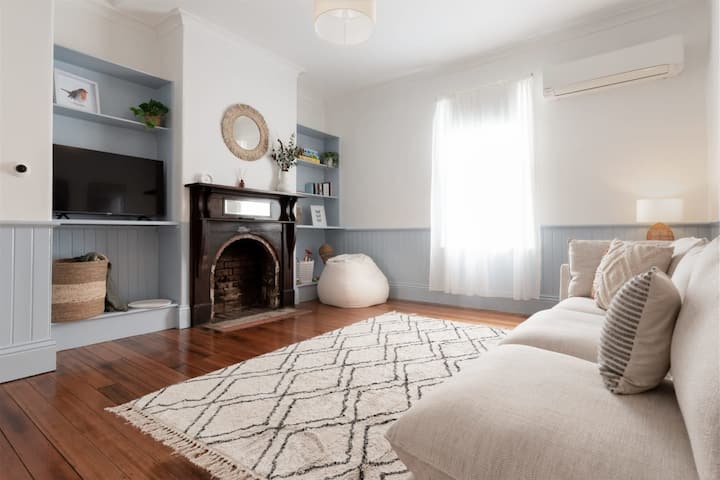 Charming Little Home: Near City, Parking & Wifi - Franklin House - National Trust Tasmania, Youngtown