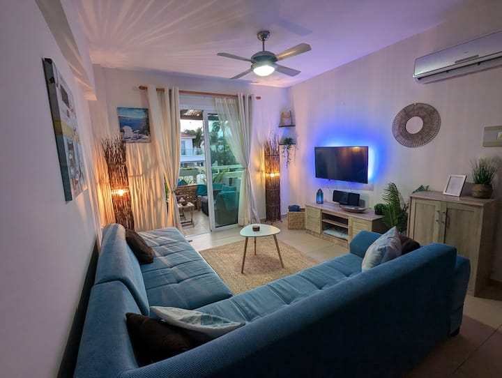 Andros Apartment: Hermosos Balcones, Piscinas, Gimnasio, Wifi Y Artículos De Playa - Famagusta