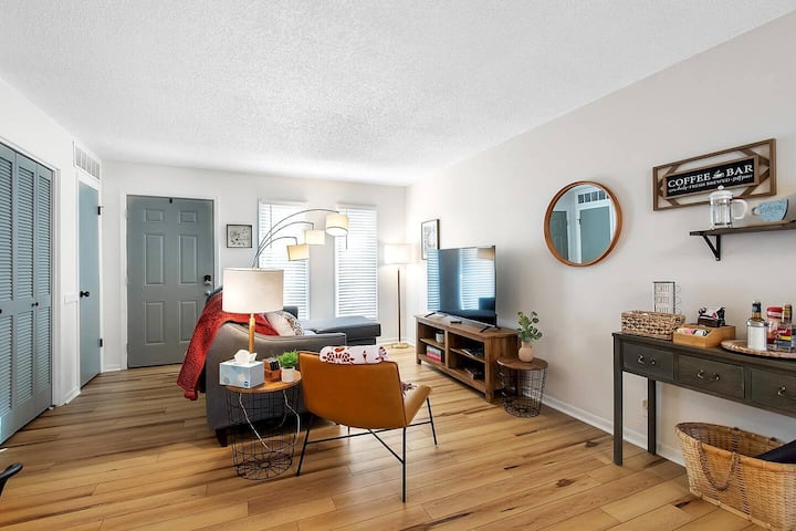 Above Par-modern Apartment-king - Wichita