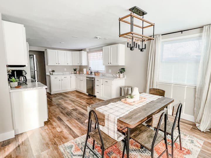 Atw Downtown | Lambeau | Eaa | Spacious | Sleeps 9 - Appleton, WI