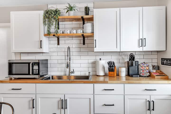 Newly Renovated - Walking Distance To Pier! - Wisconsin