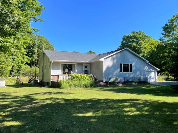Drummond Island Hotel & Vacation Homes - Inland Retreat - Drummond, MI