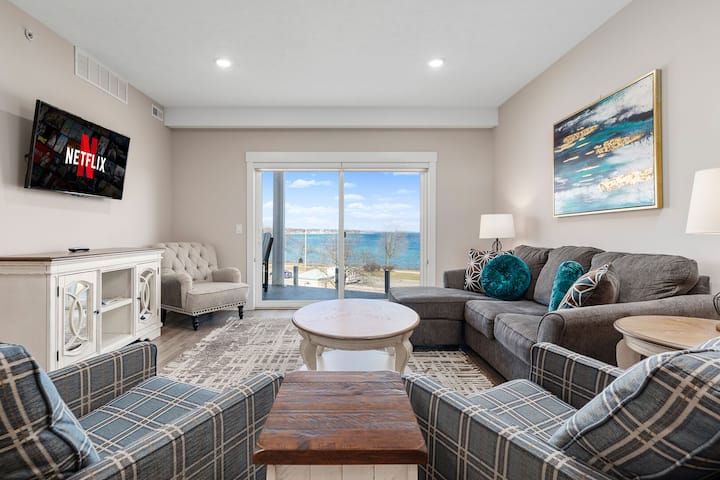 539 Bay St Spacious Lakeview Residence Near Beach - Traverse City