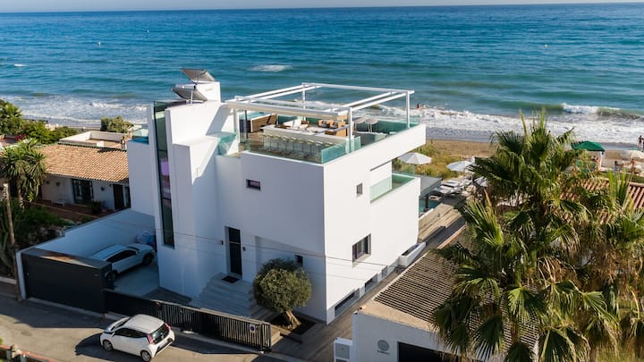Frontline Beach Villa With 6-bedrooms - Marbella