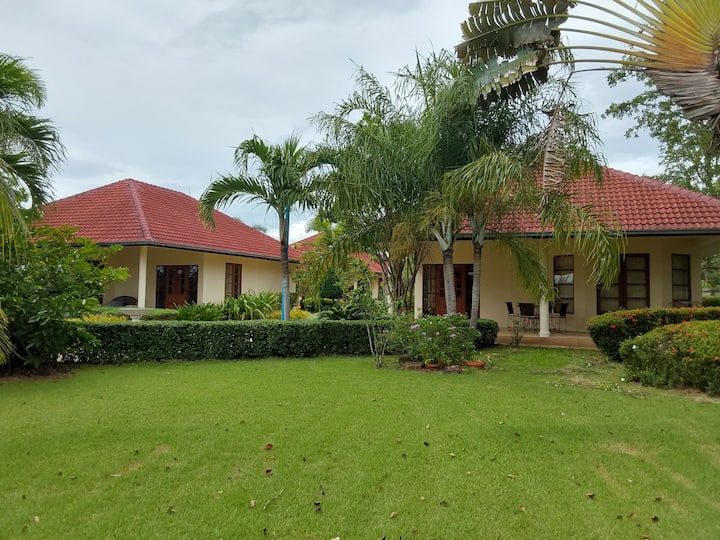 Beautiful Bungalow With Shared Outdoor Pool - Khao Yai