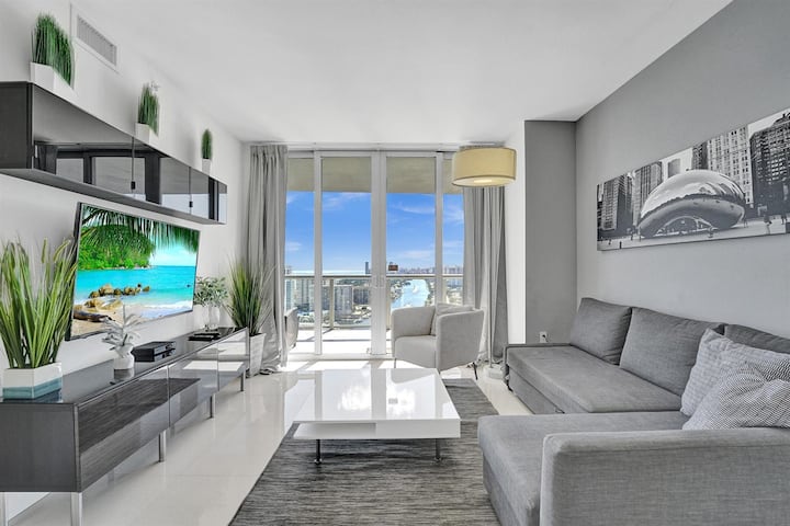 Luxury Suite With King Bed & Pool - Sunny Isles Beach, FL